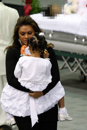 Chris Henry's Fiancee Loleini Tonga Makes Tearful Tribute at His ...