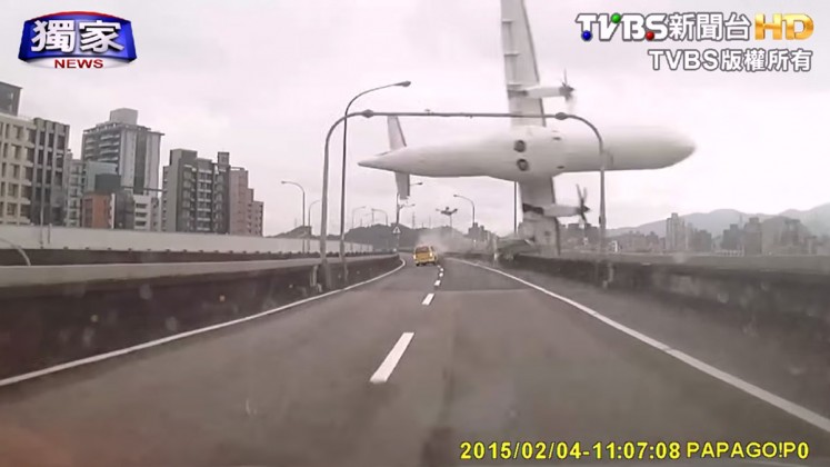 Terrifying Video Shows Taiwan TransAsia Plane Crashing Into River